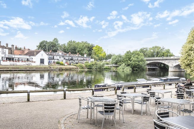 Offices let at Magna House Staines to Menzies LLP – Christopher Thomas